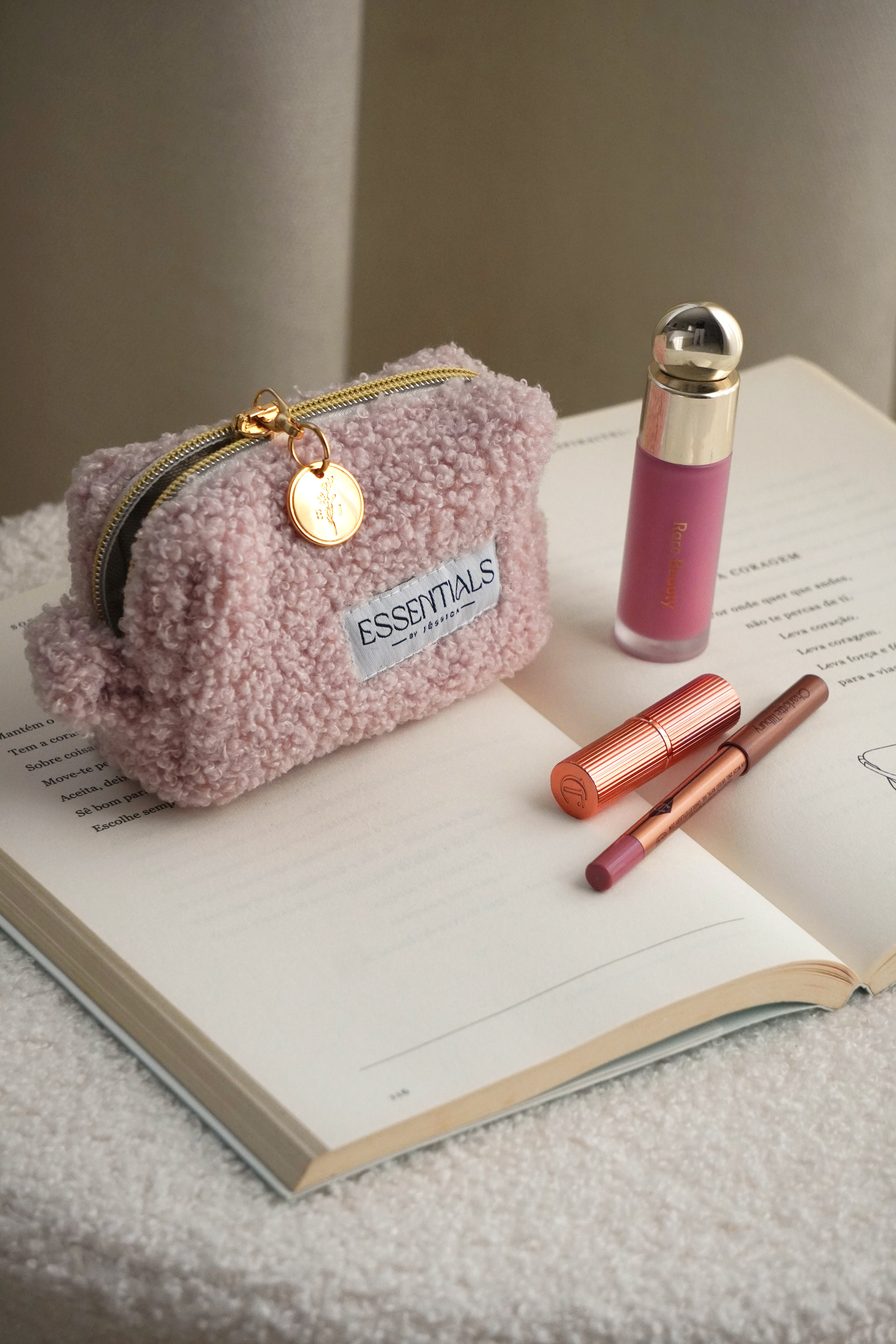 ESSENTIALS by Jéssica - Aesthetic Beauty Bags, Candles & Home Decor ...